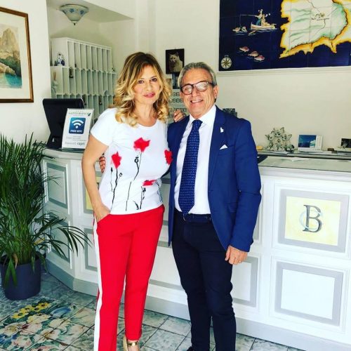 Vacanza a Capri "Tutto Relax" per l'affascinante Debora Caprioglio nel ...