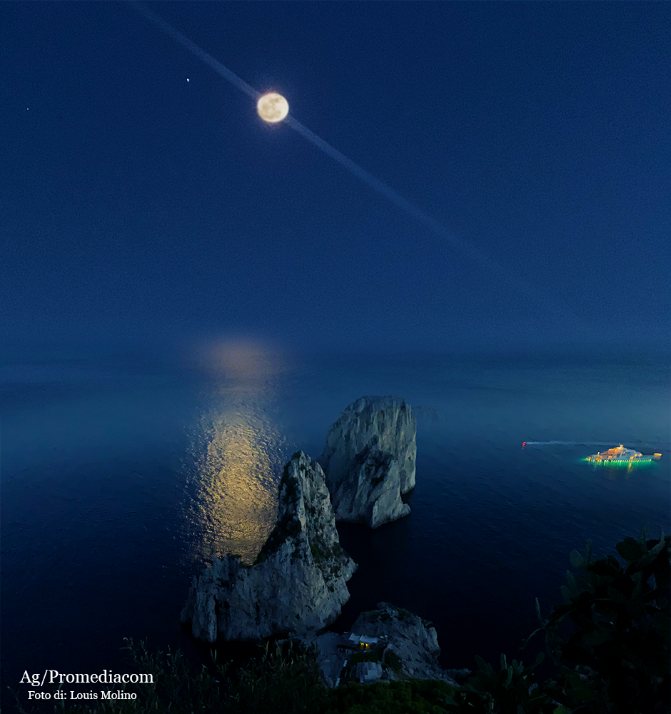 Capri. La Luna sospesa come in un'altalena tra Cielo e Mare, il ...
