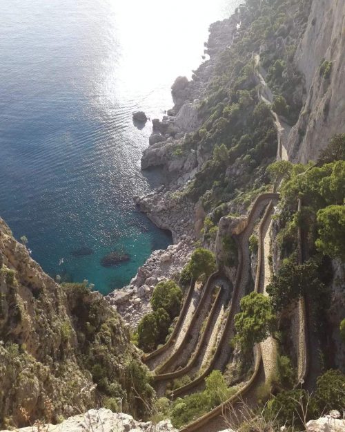 Un' Opera di Bellezza Sospesa: La Magia di Via Krupp a Capri